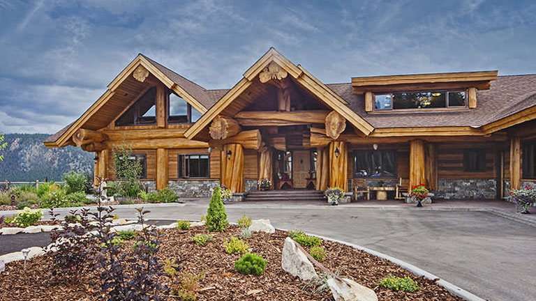 A Luxury Log Home with a Pioneering Spirit