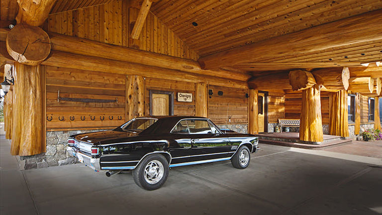 A Luxury Log Home with a Pioneering Spirit