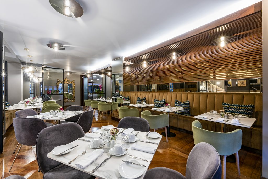 International bistro restaurant - Sofitel Victoria Regia luxury hotel