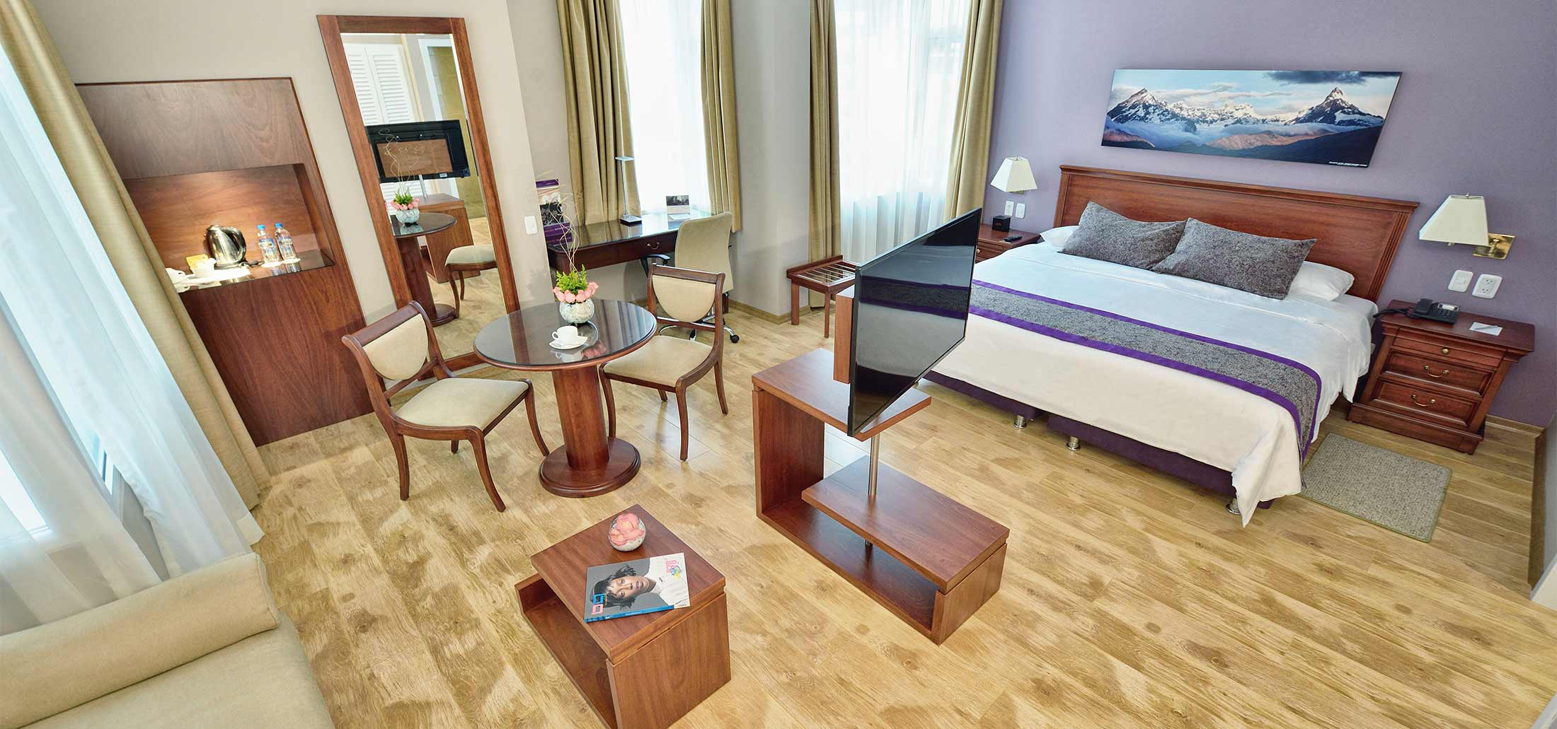 Sophisticated suite with king-size bed in Mercure Alameda hotel Quito