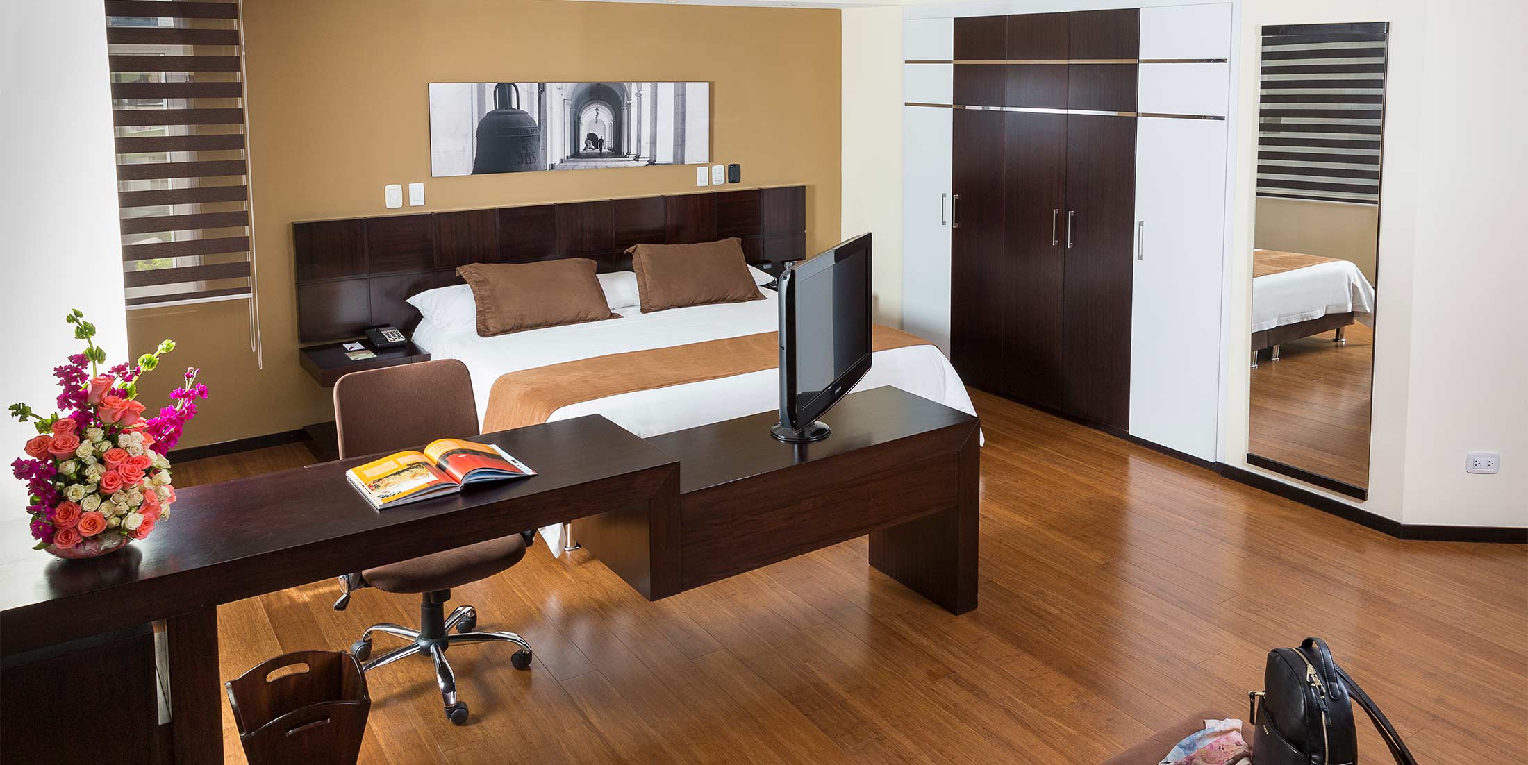 Deluxe King bed suite Mercure Alameda hotel Quito