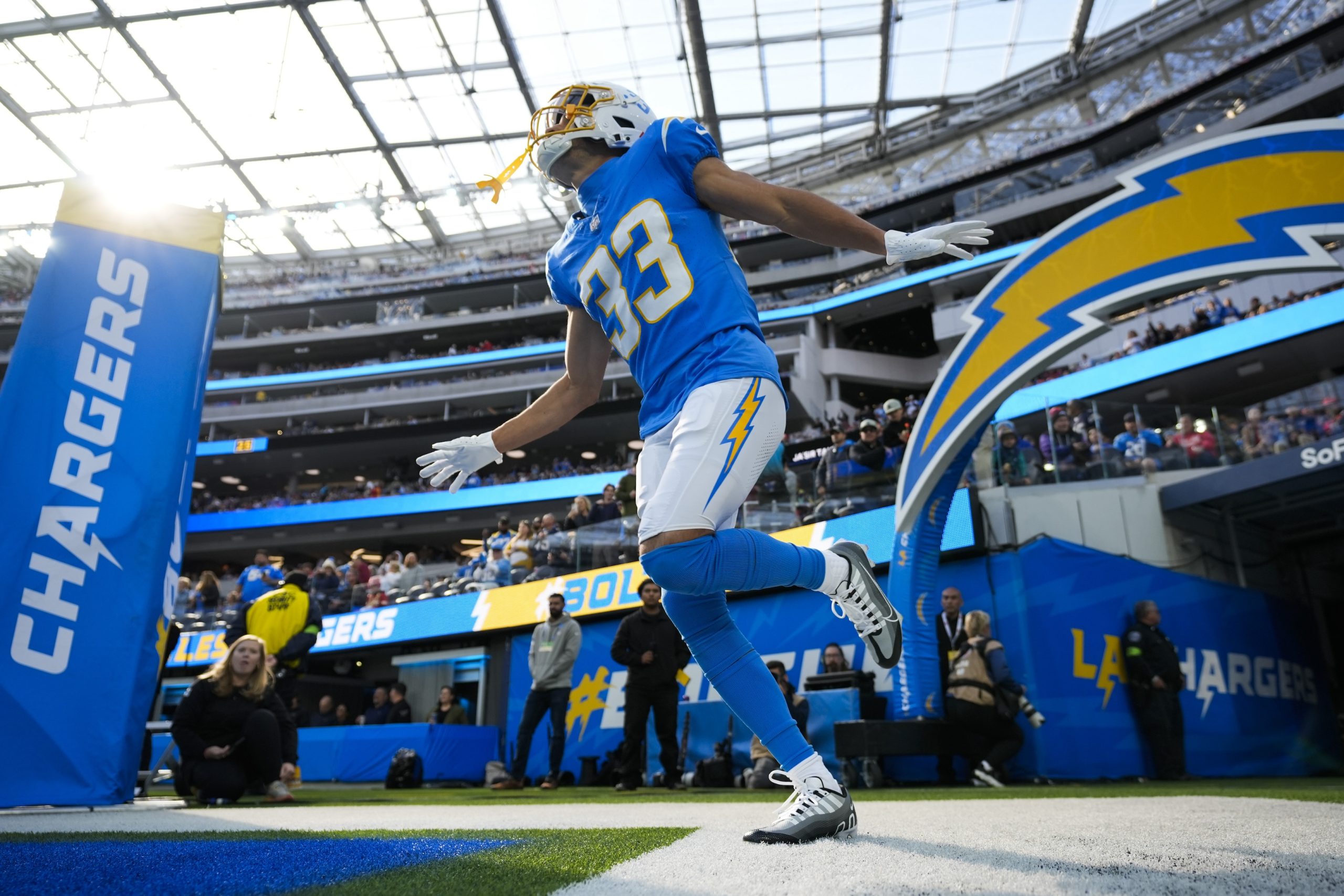 Los Angeles Chargers activate Canadian DB Deane Leonard for Monday Night Football - 3DownNation