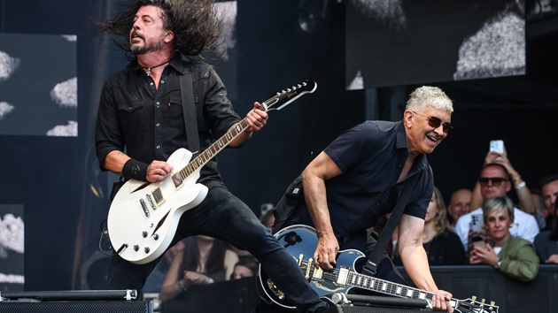 Foo Fighters dedicate 'My Hero' to Pat Smear at first show of 2026 ...