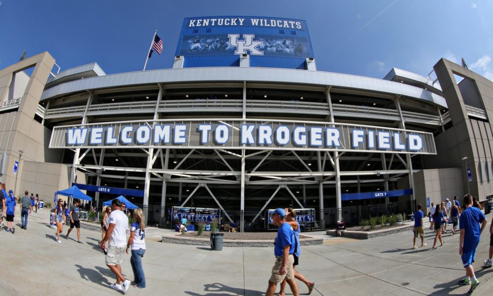 Le Commonwealth Stadium de Kentucky devient le Kroger Field – The Blue ...