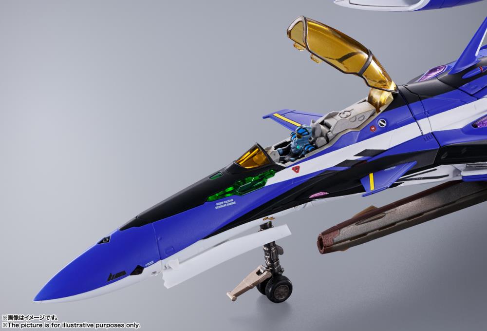 VF-29 Durandal Valkyrie (Maximilian Jenius) | Robotech Figure | Toygeek