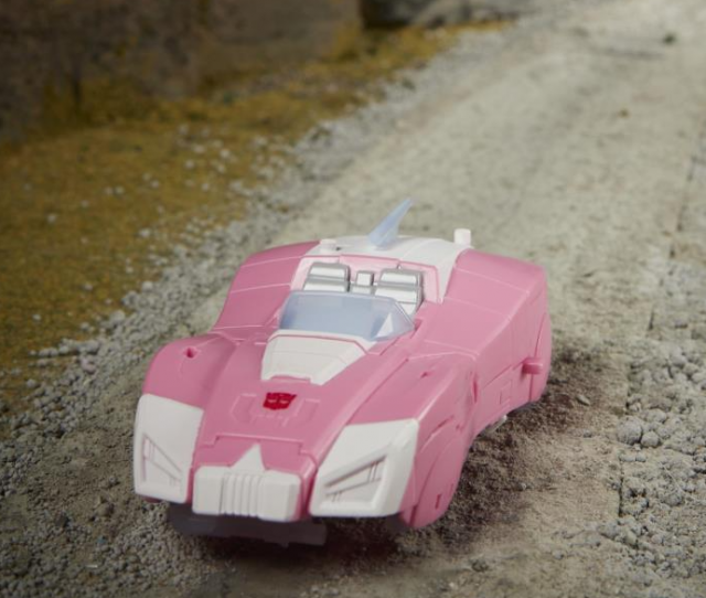 WFC-K17 Arcee | Transformers War for Cybertron Kingdom Chapter