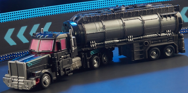 Leader Robots in Disguise 2000 Universe Scourge Legacy Leader Class ...