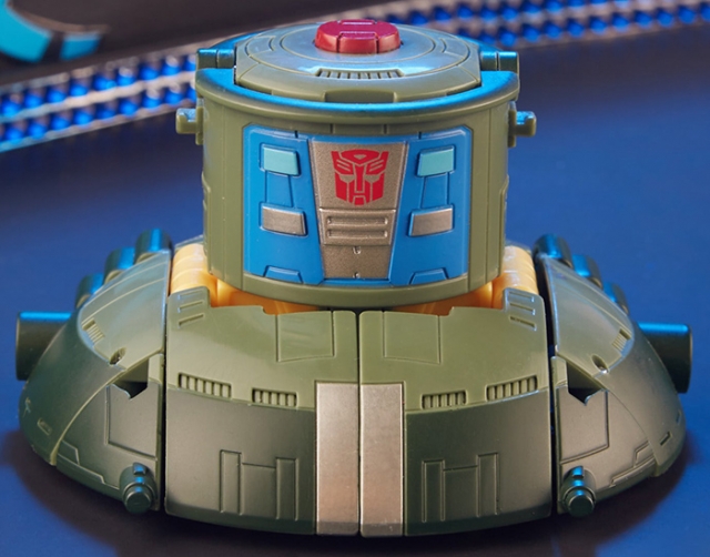 Autobot Cosmos Deluxe Class | Transformers Legacy Velocitron Speedia ...