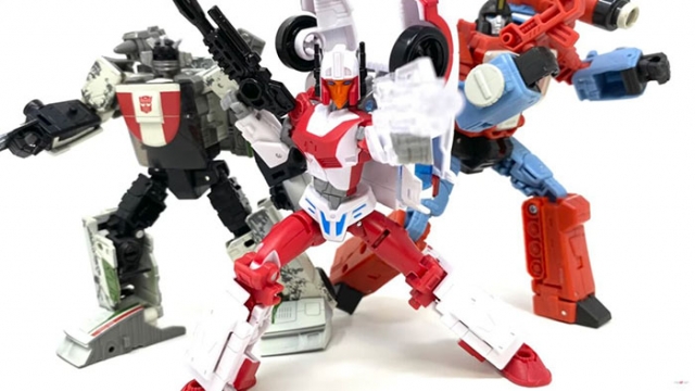 Autobot Minerva | Transformers Legacy Figure by Hasbro | Toygeek