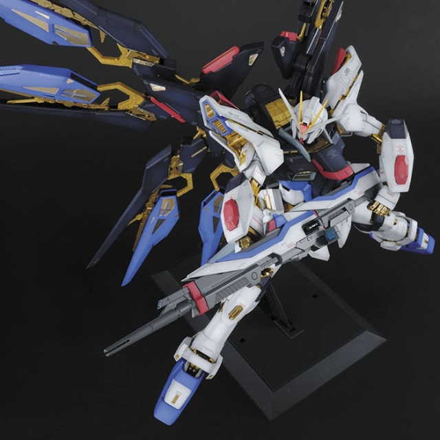Strike Freedom Gundam Perfect Grade 1/60 Scale Model Kit | Mobile Suit ...