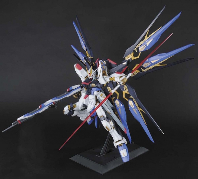 Strike Freedom Gundam Perfect Grade 1/60 Scale Model Kit | Mobile Suit ...