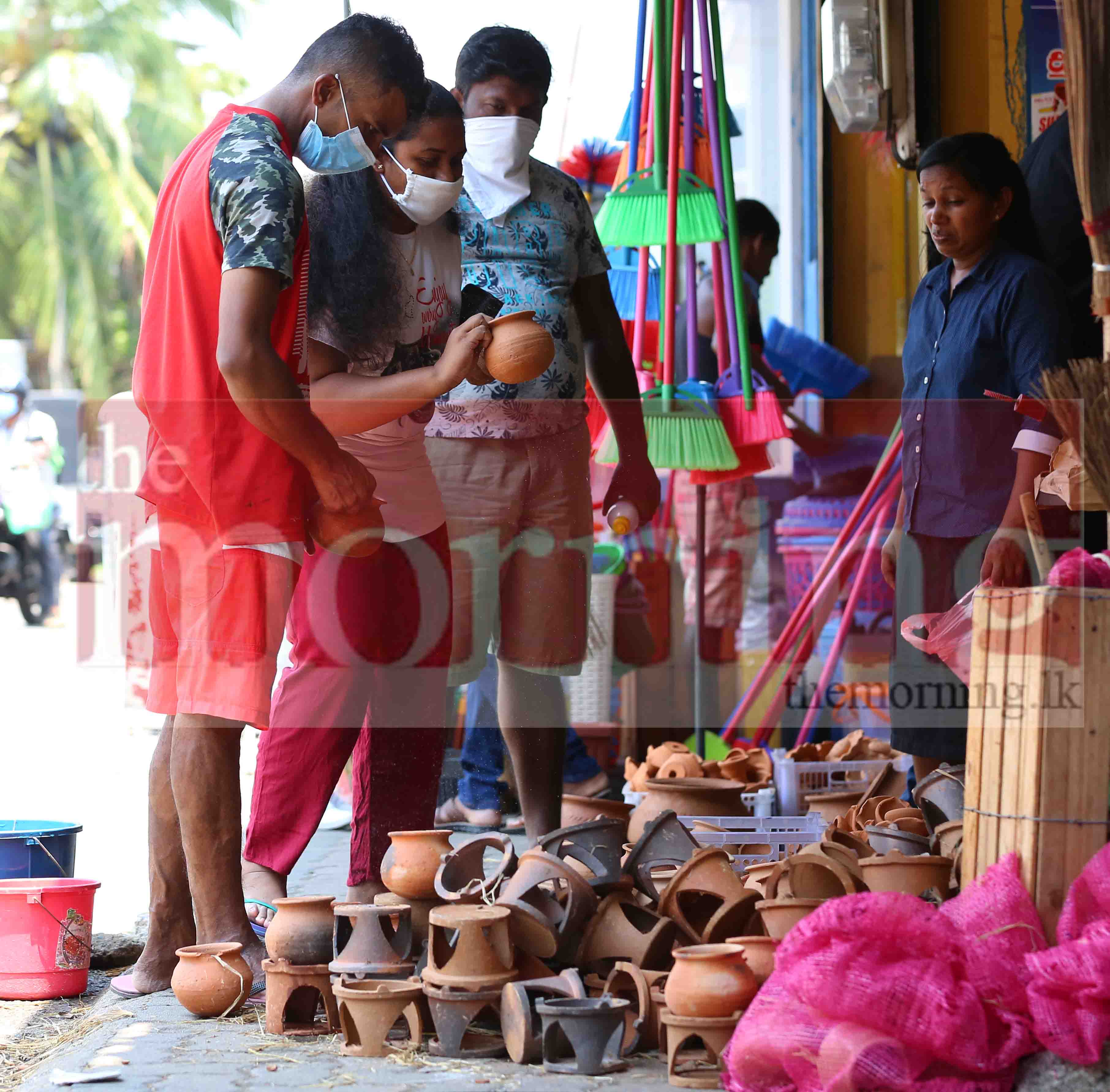 Public seen purchasing clay pots for 'Avurudu' - The Morning - Sri ...
