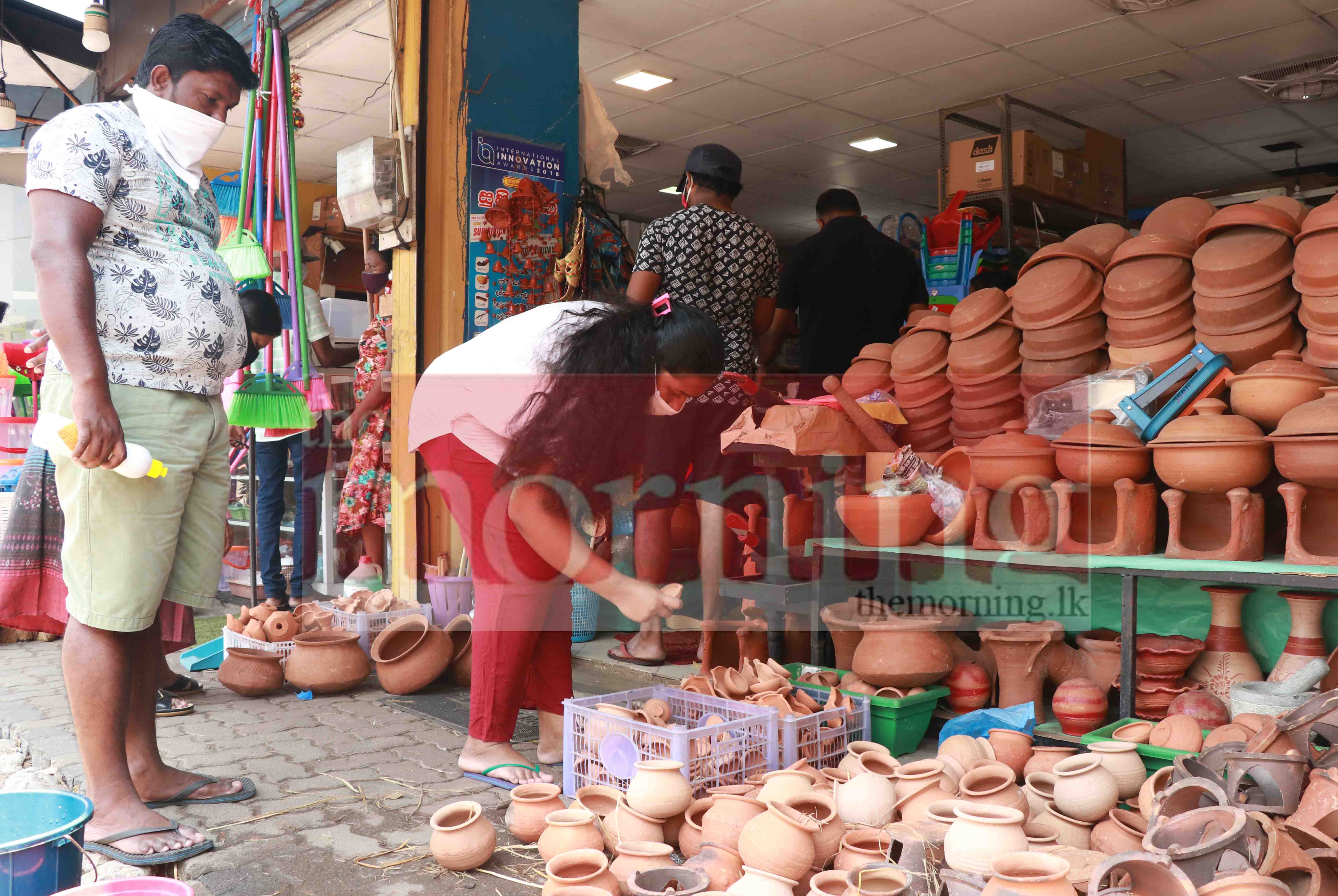 Public seen purchasing clay pots for 'Avurudu' - The Morning - Sri ...