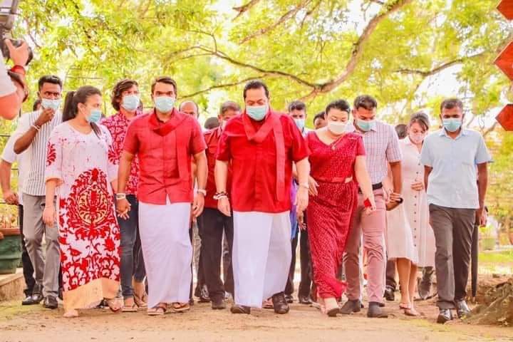 Prime Minister Mahinda Rajapaksa and family cast their vote - The ...