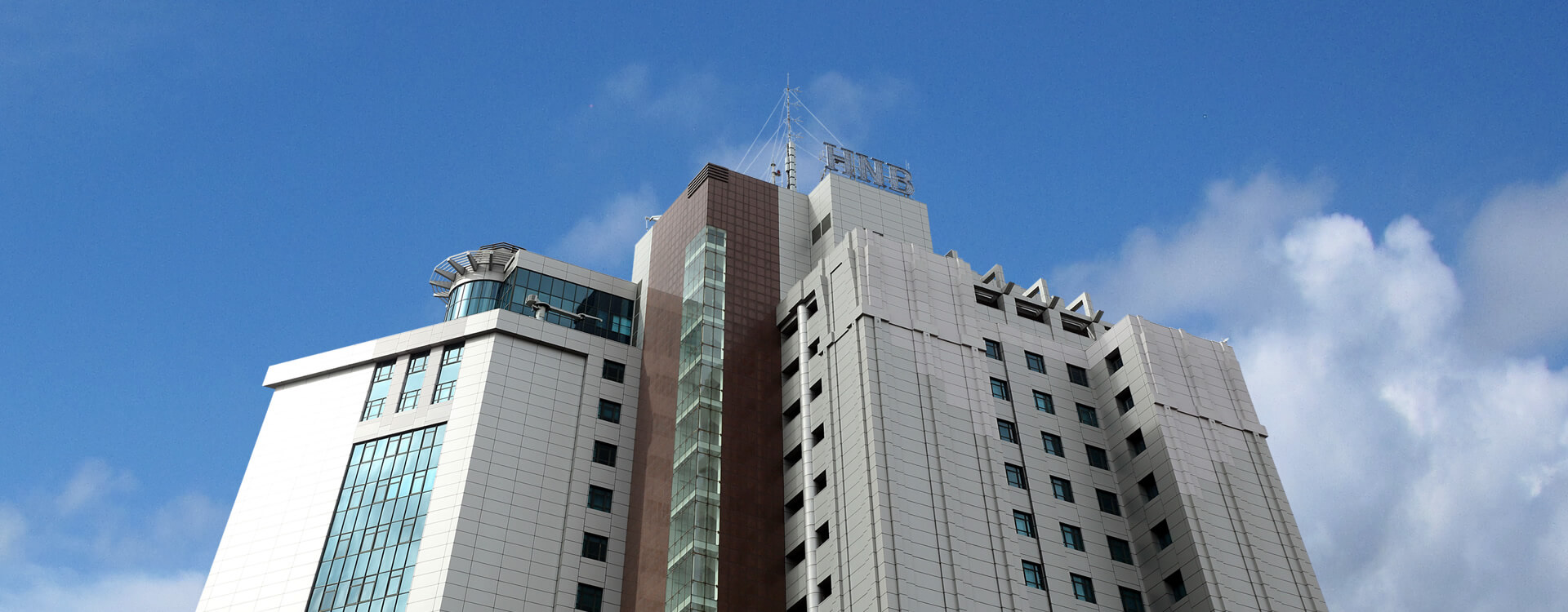 Dinesh Weerakkody to be replaced by Samantha Rajapaksa as HNB Chairman ...