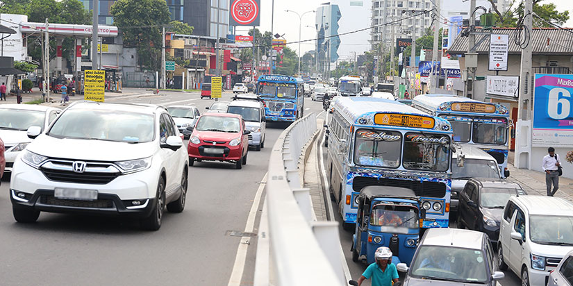 Large numbers of vehicles still entering Colombo despite restrictions ...
