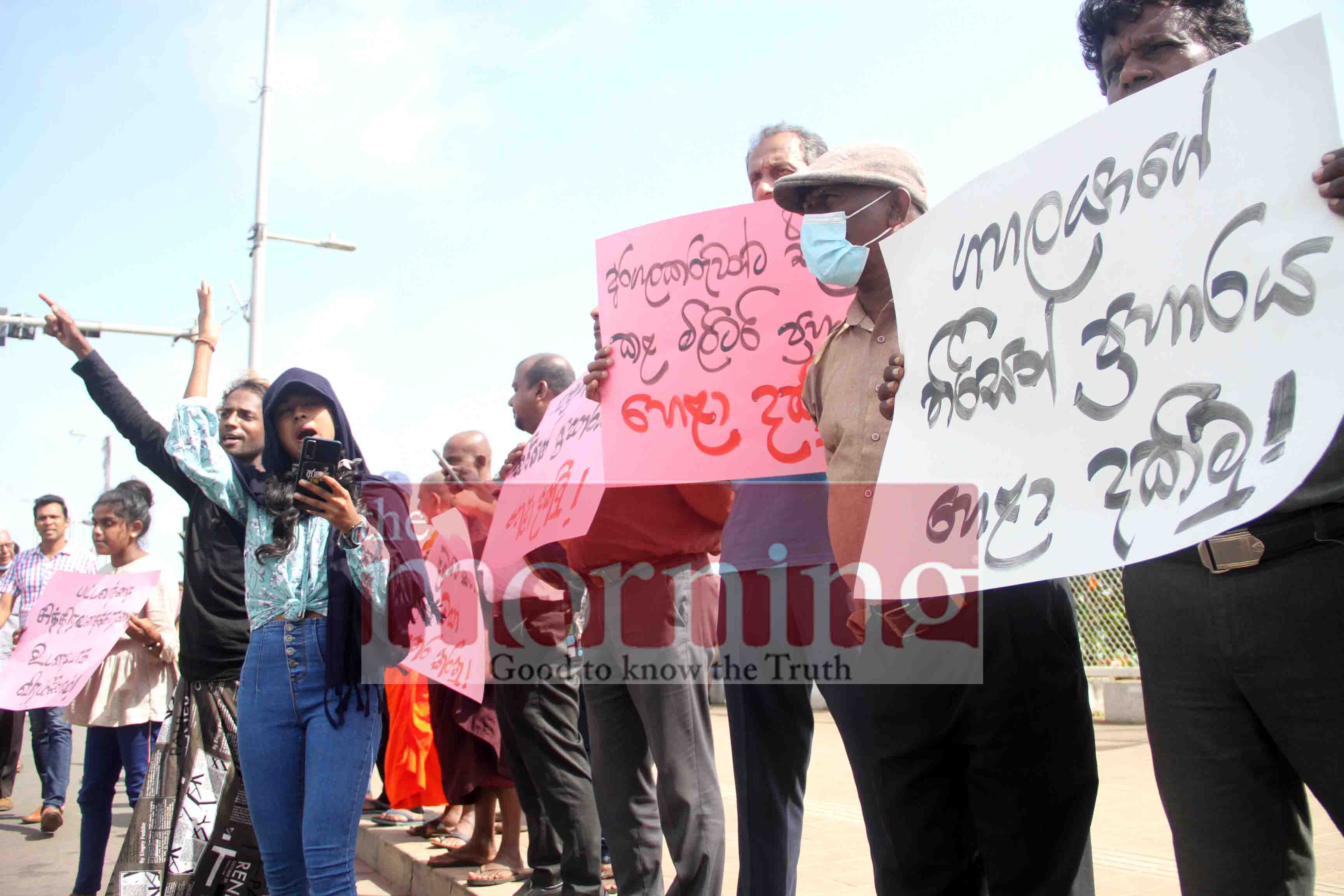 Aragalaya fighters protest against the persecution of freedom fighters ...
