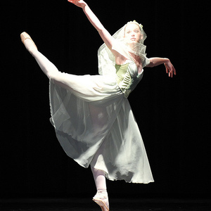 Fluid Fabrics: A Challenge for the Pros - Threads