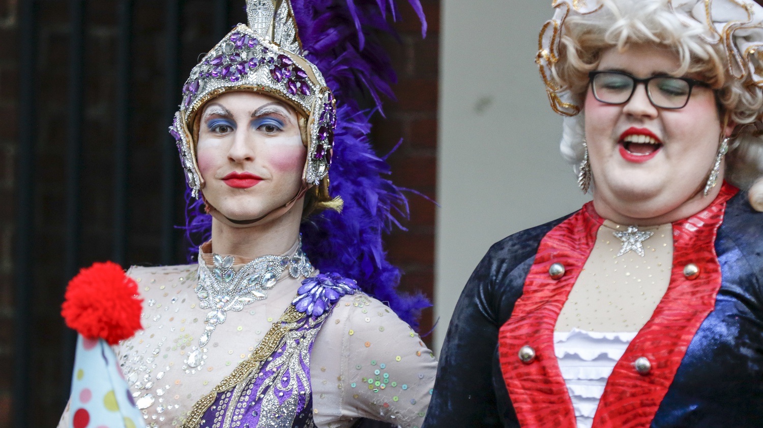 Pudding Members Watch the Parade | Arts | The Harvard Crimson