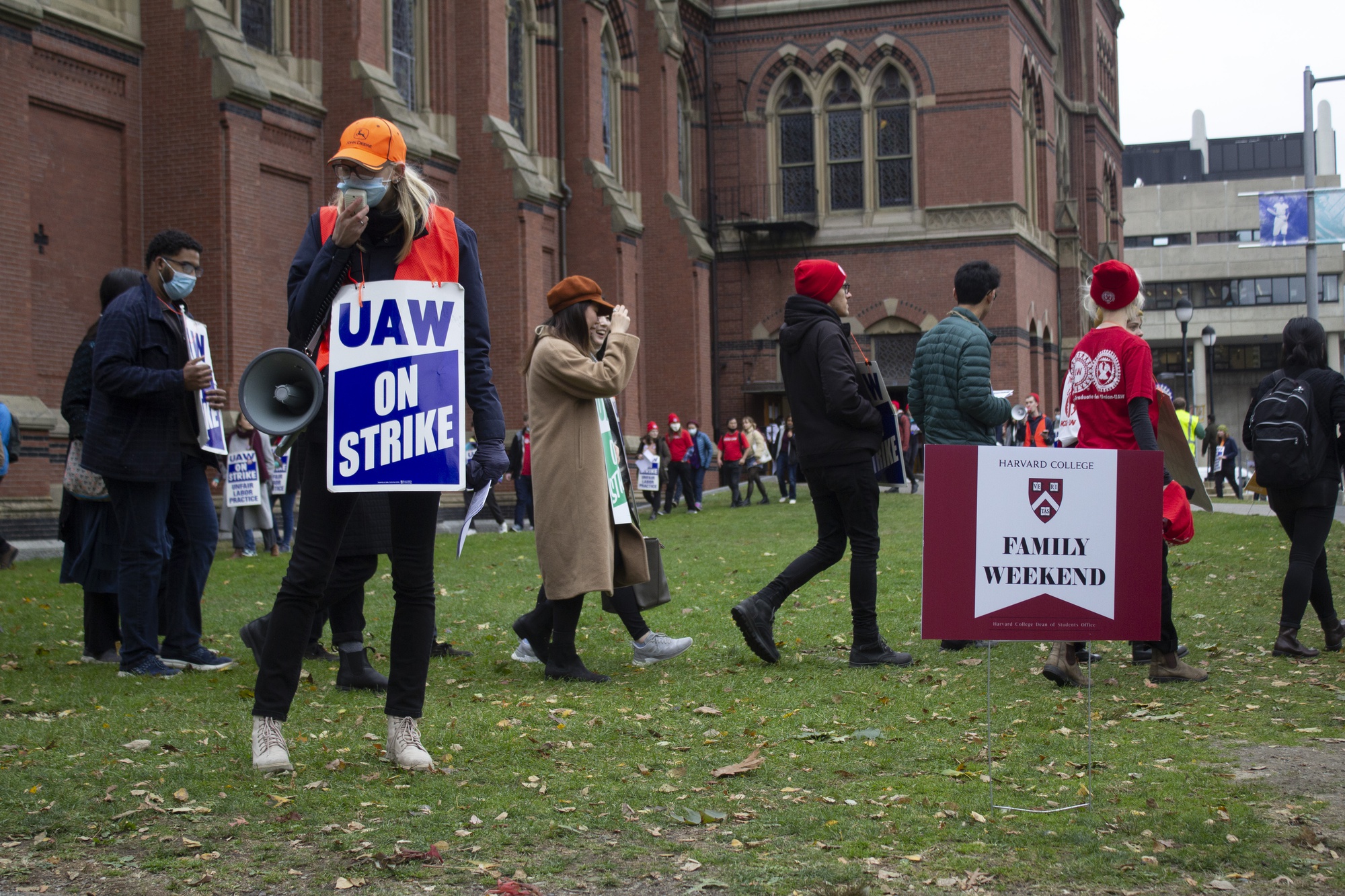 Grad Student Union Strike Disrupts Freshman Parents Weekend | News ...
