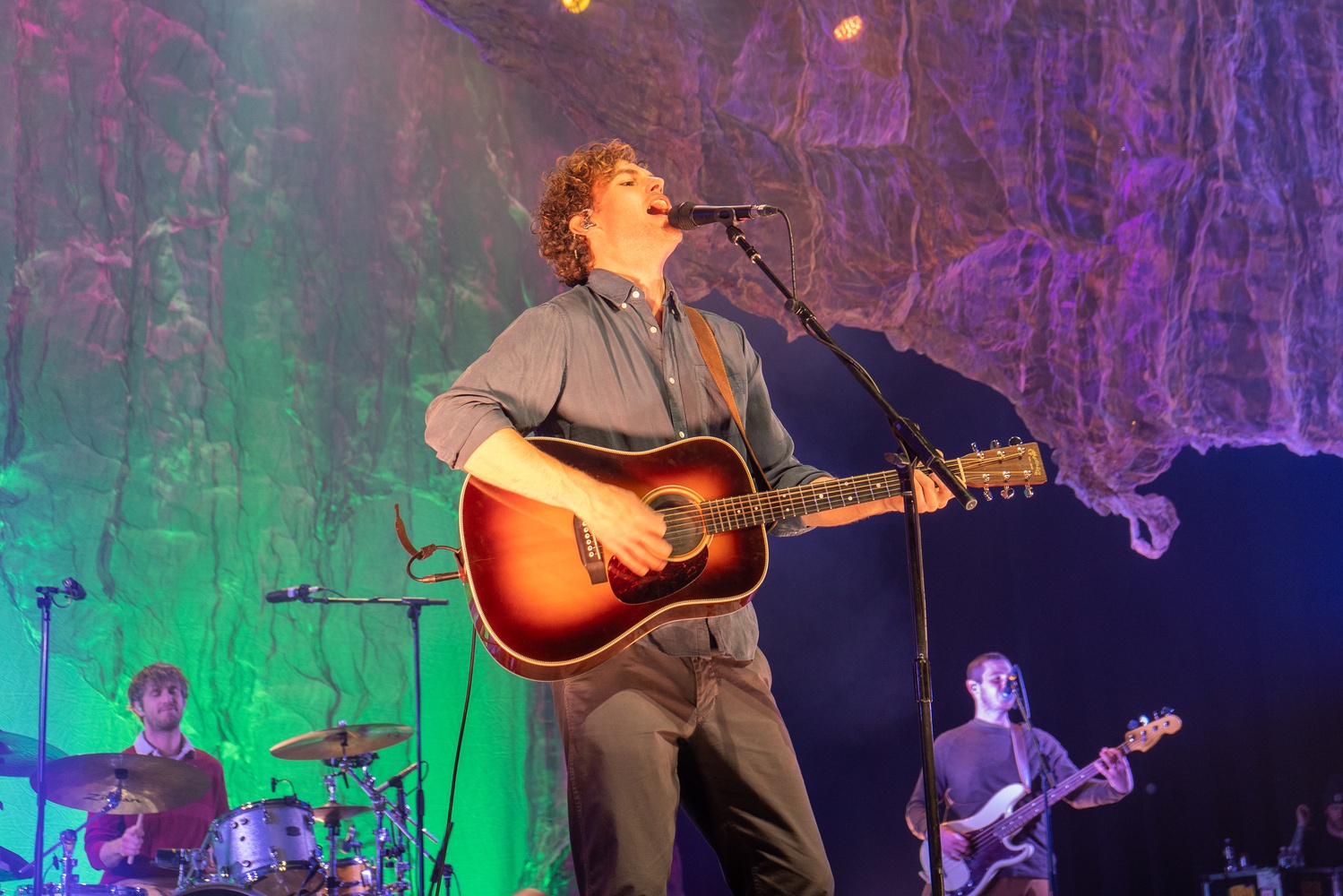 Vance Joy Strumming his Guitar | Arts | The Harvard Crimson
