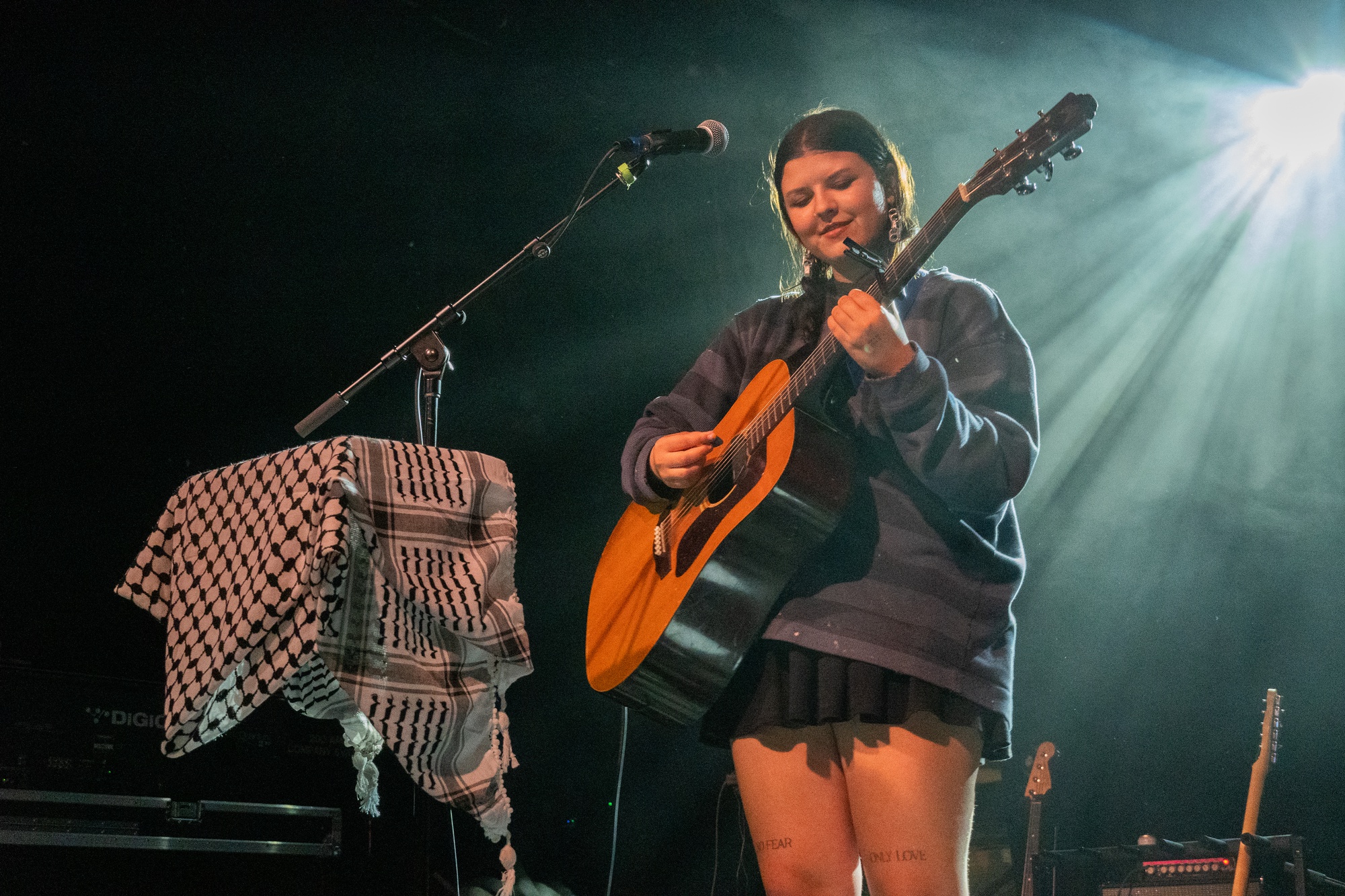 In Photos: Eliza McLamb Live in Cambridge | Arts | The Harvard Crimson