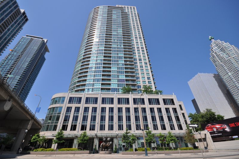 Virtual Tour of 18 Yonge Street, Toronto, Ontario M5E 1Z8 - Condo ...