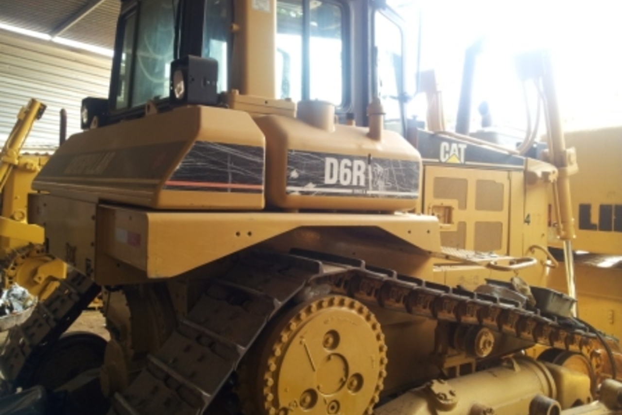 Trator de Esteiras Caterpillar D6 05/05 - BHLOC | Trucadao.com.br