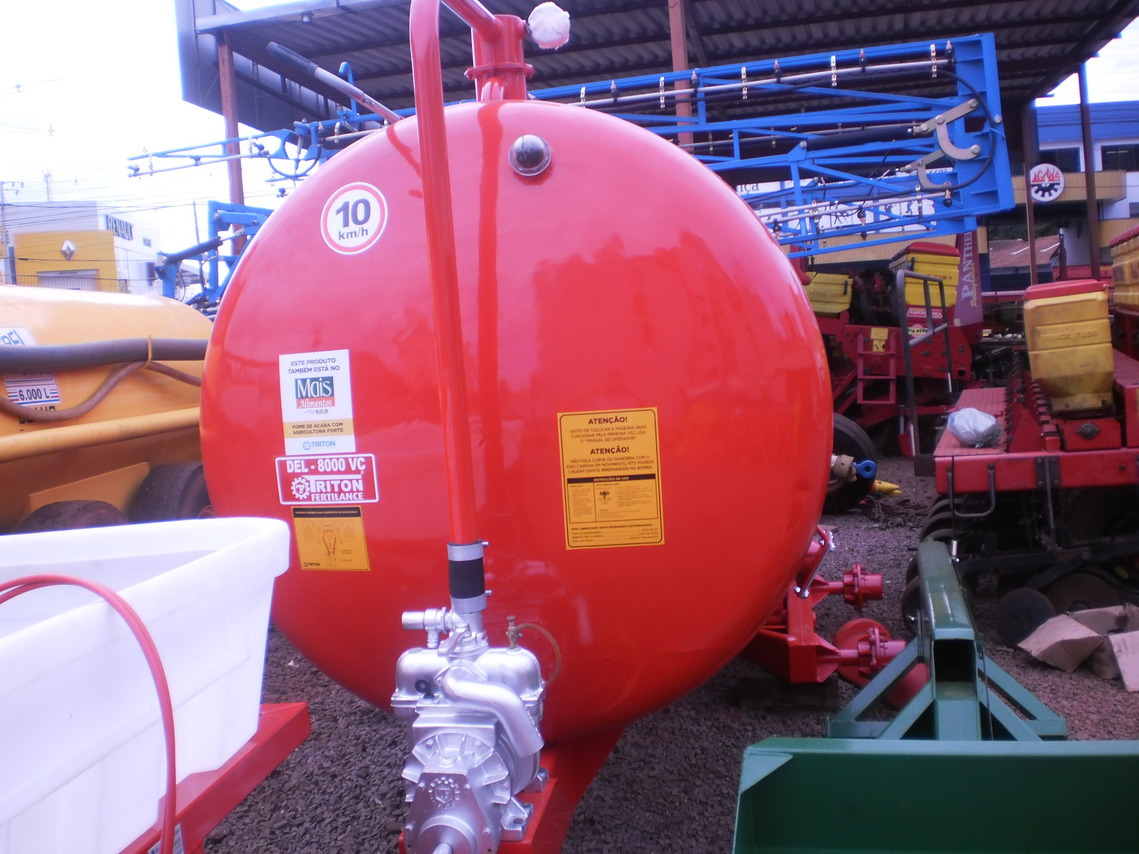 Distribuidor de Esterco Liquido Triton Fertilance VC 8000 Litros 14/14 ...
