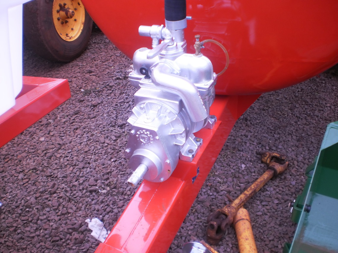 Distribuidor de Esterco Liquido Triton Fertilance VC 8000 Litros 14/14 ...