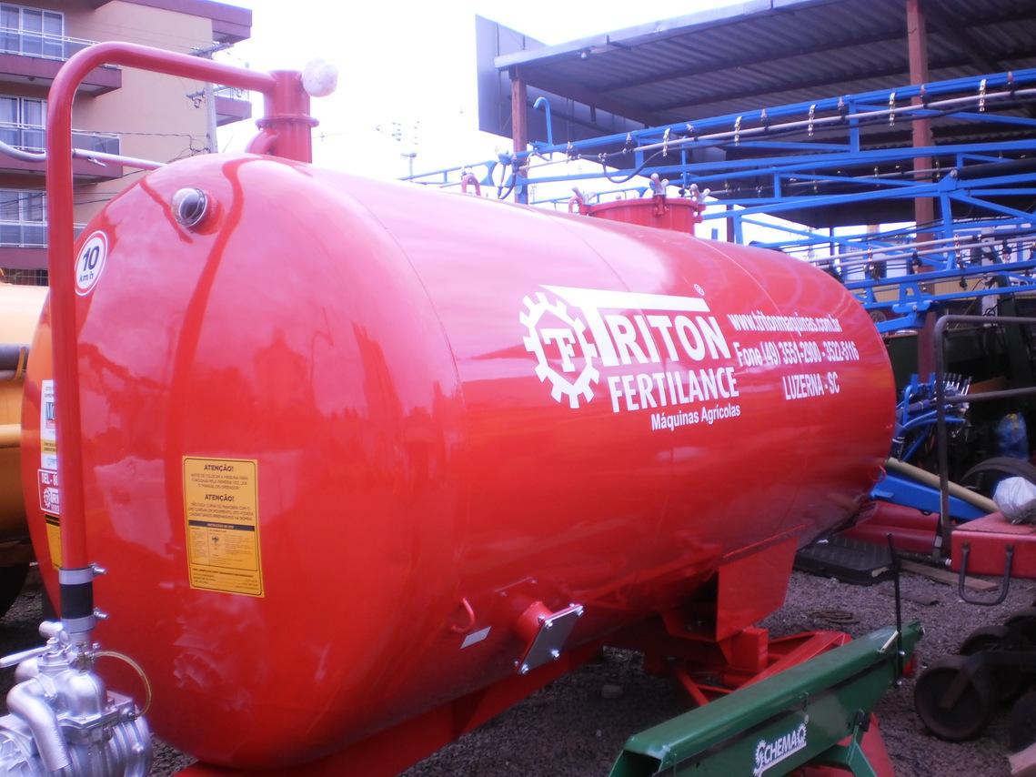 Distribuidor de Esterco Liquido Triton Fertilance VC 8000 Litros 14/14 ...