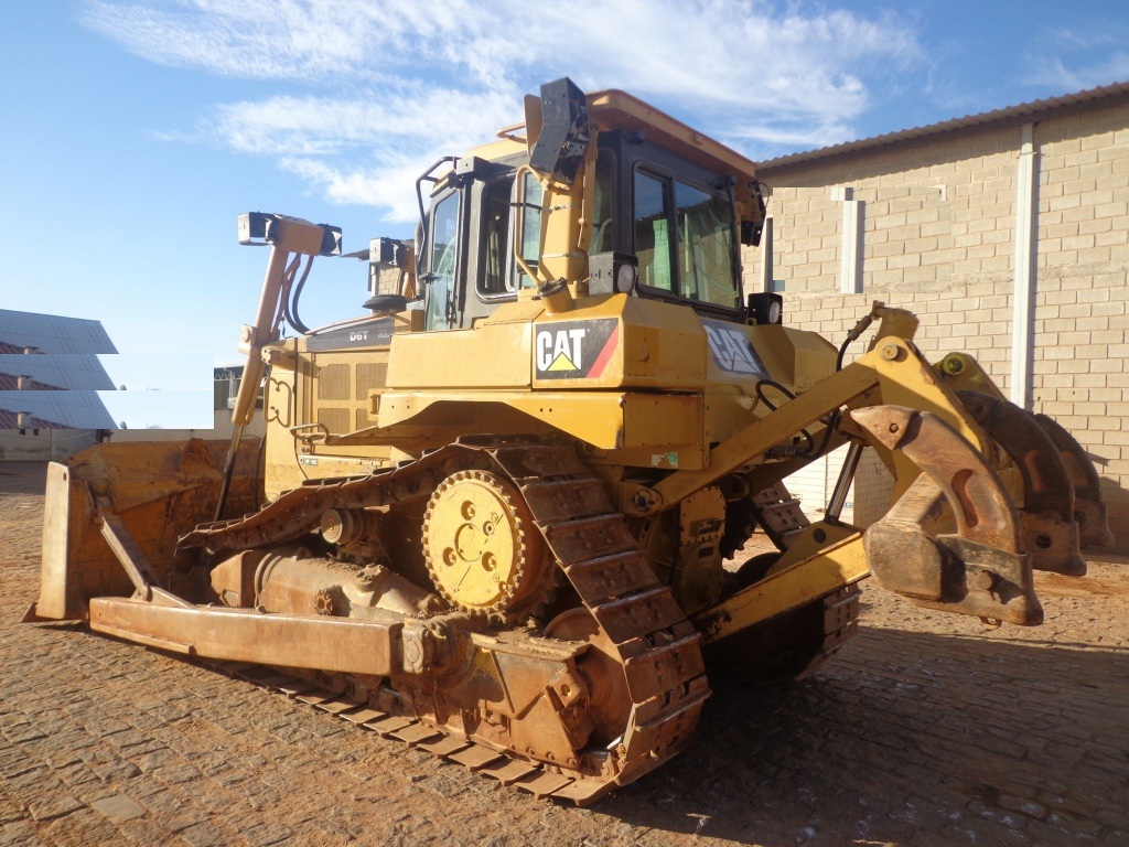 Trator de Esteiras Caterpillar D6 08/08 - BHLOC | Trucadao.com.br