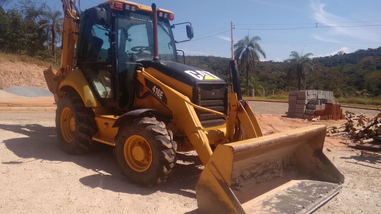 Retroescavadeira Caterpillar 416E 12/12 - Premium Tratores | Trucadao.com.br