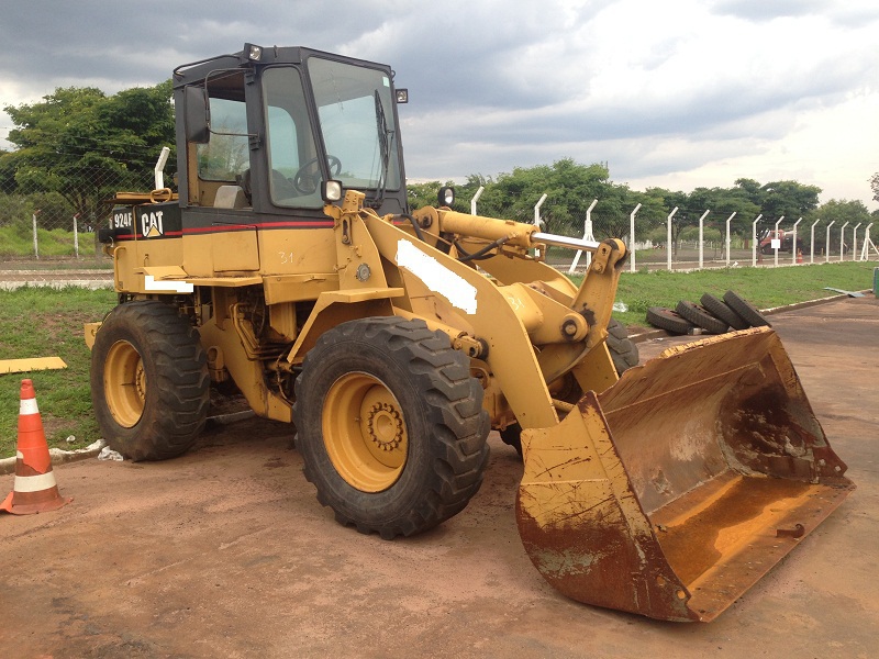 Pá carregadeira Caterpillar 924 F 97/97 - Adrimaq Máquinas e ...