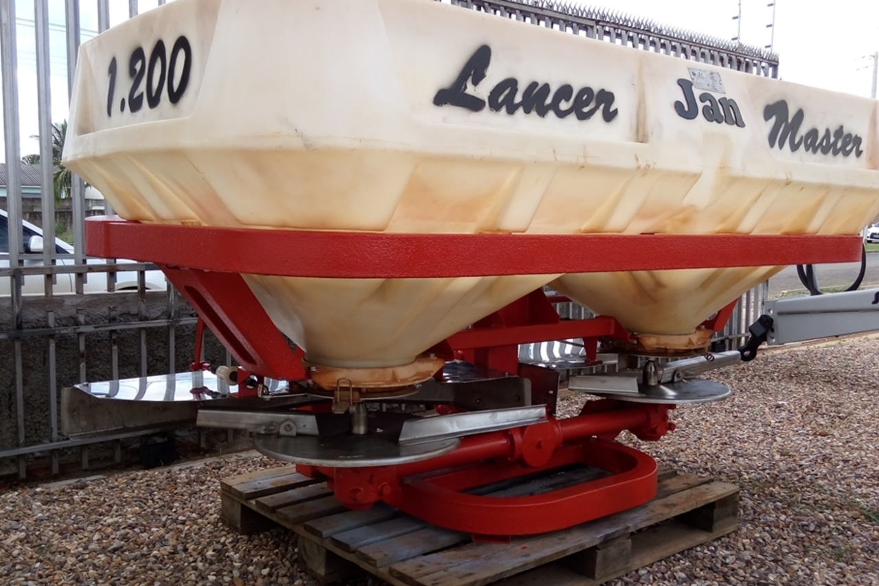 Distribuidor de Fertilizantes, Calcário e Sementes Jan Lancer Master 03 ...