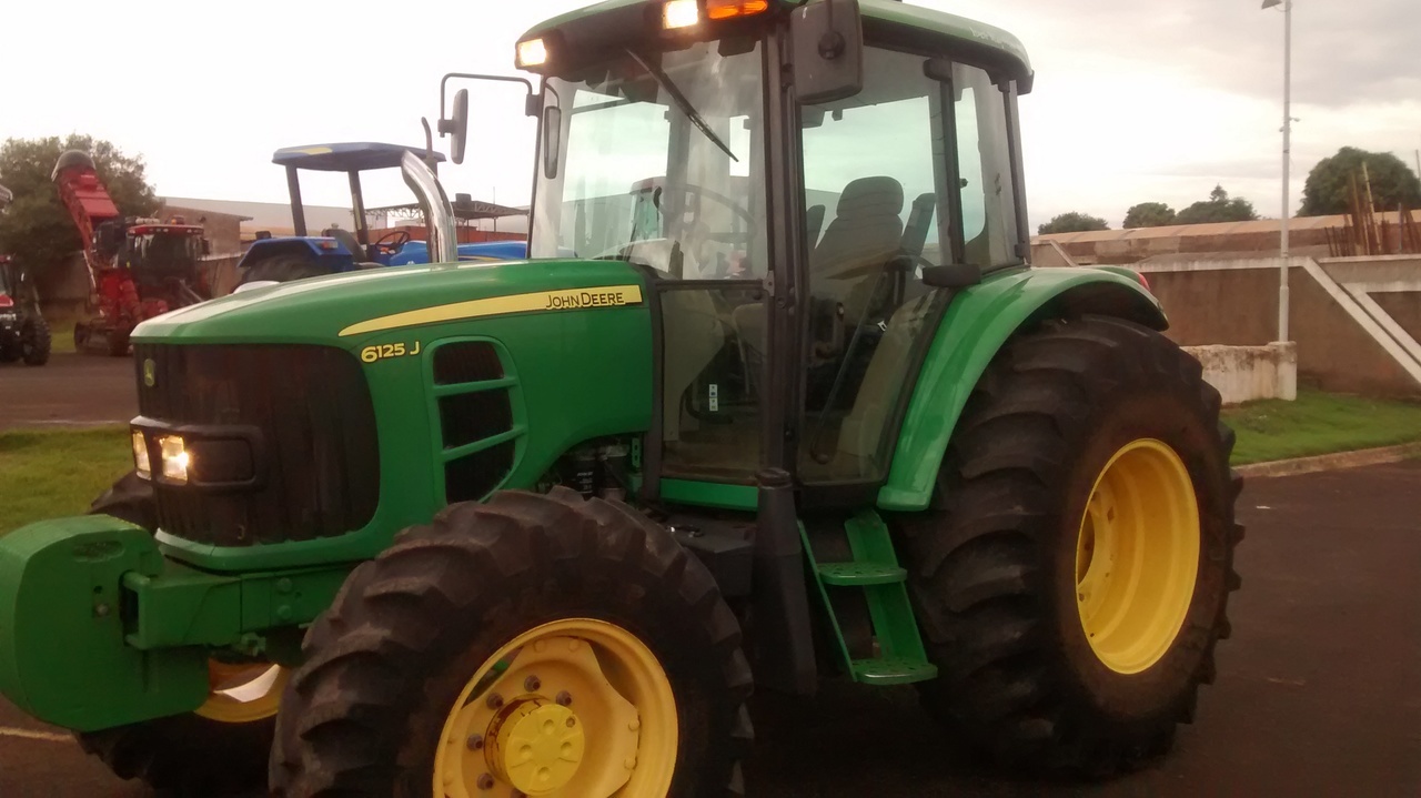 Trator John Deere 6125D 13/14 - Racine Tratores - Case | Trucadao.com.br