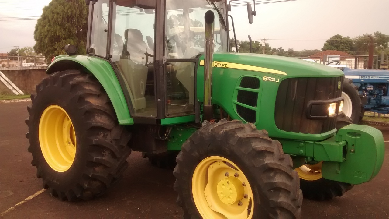 Trator John Deere 6125D 13/14 - Racine Tratores - Case | Trucadao.com.br