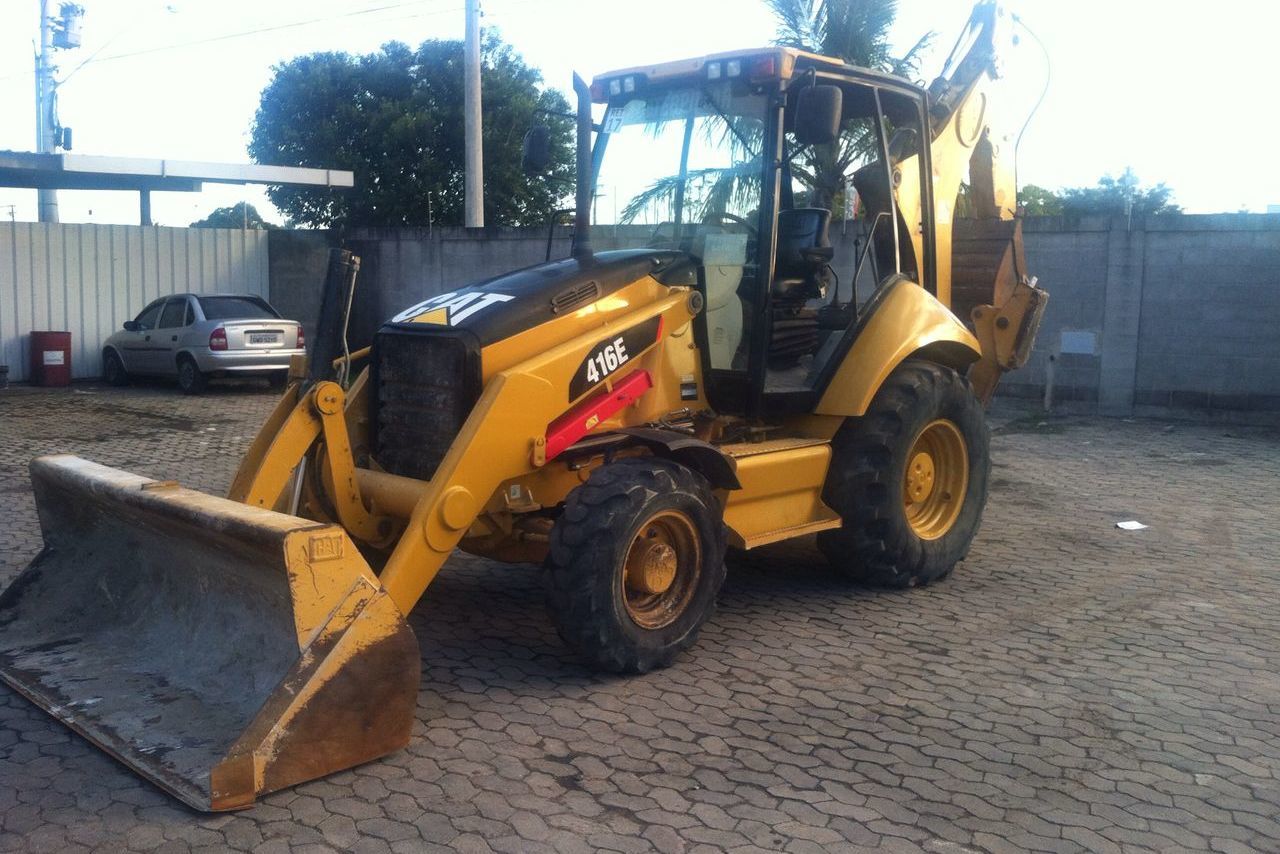 Retroescavadeira Caterpillar 416E 12/12 - Alípio Máquinas | Trucadao.com.br