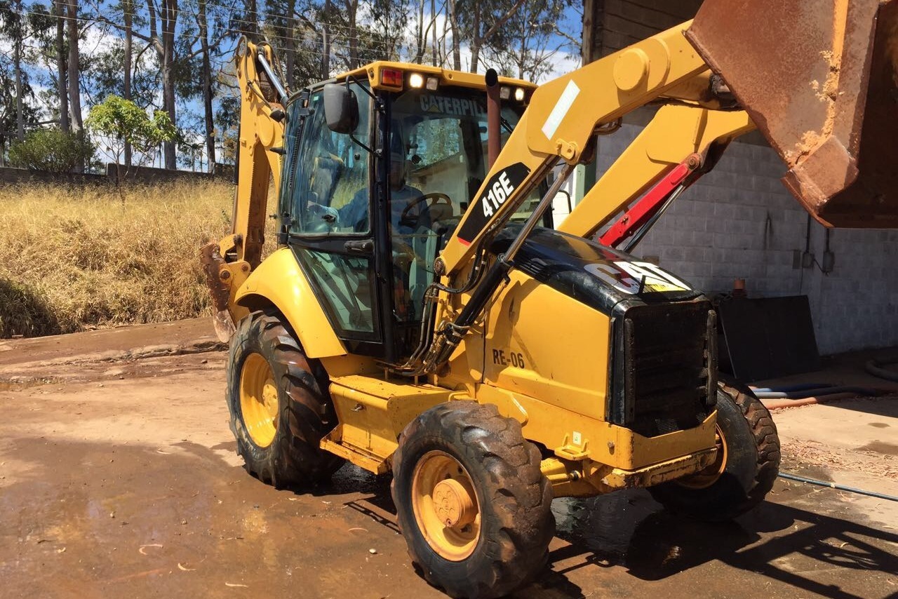 Retroescavadeira Caterpillar 416E - Premium Tratores | Trucadao.com.br