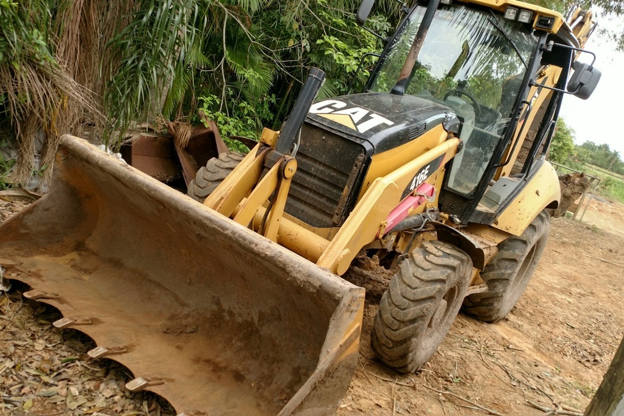 Retroescavadeira Caterpillar 416E 10/10 - Passerine Máquinas | Trucadao.com.br