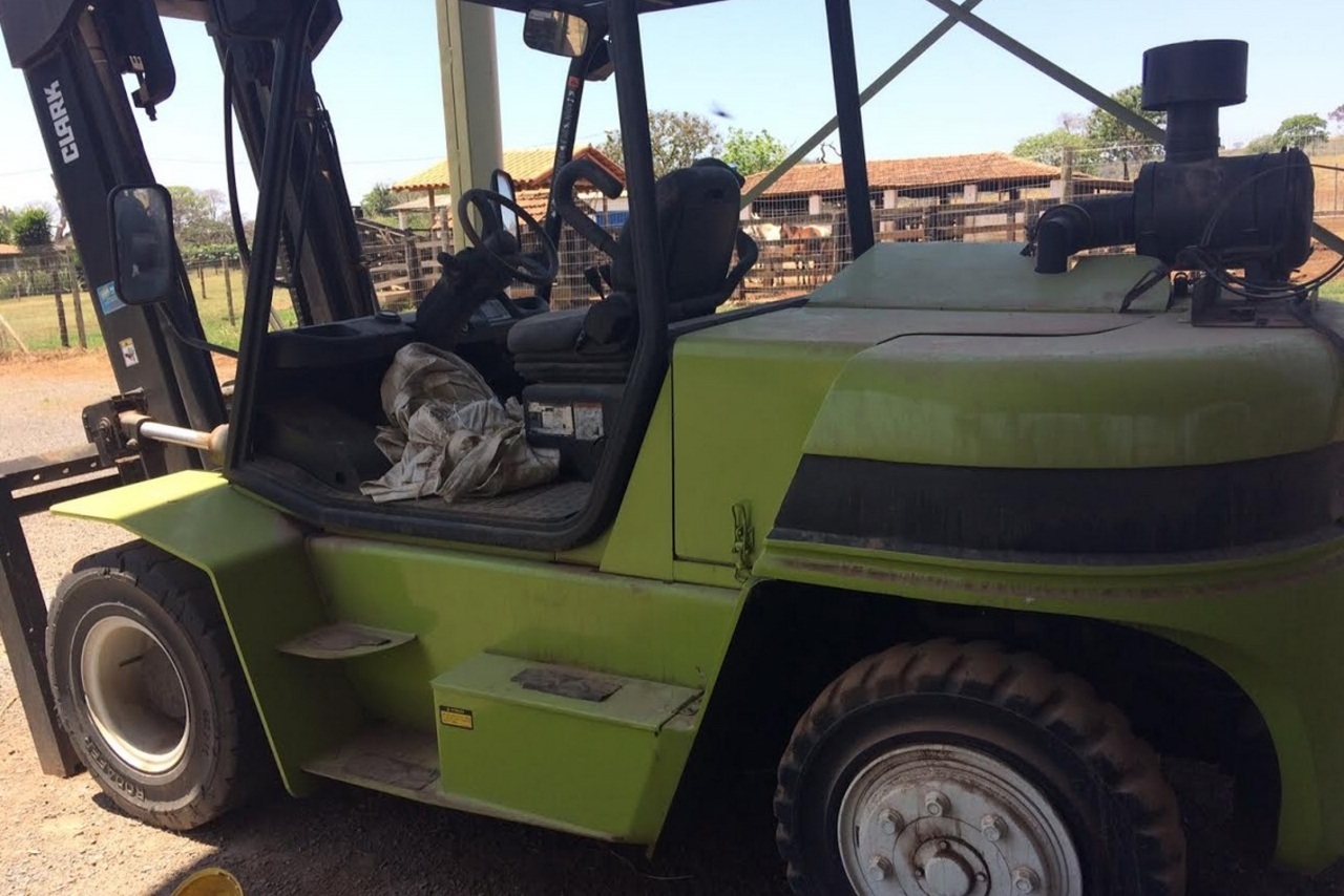 Empilhadeira Clark C70 08/08 - BHLOC | Trucadao.com.br