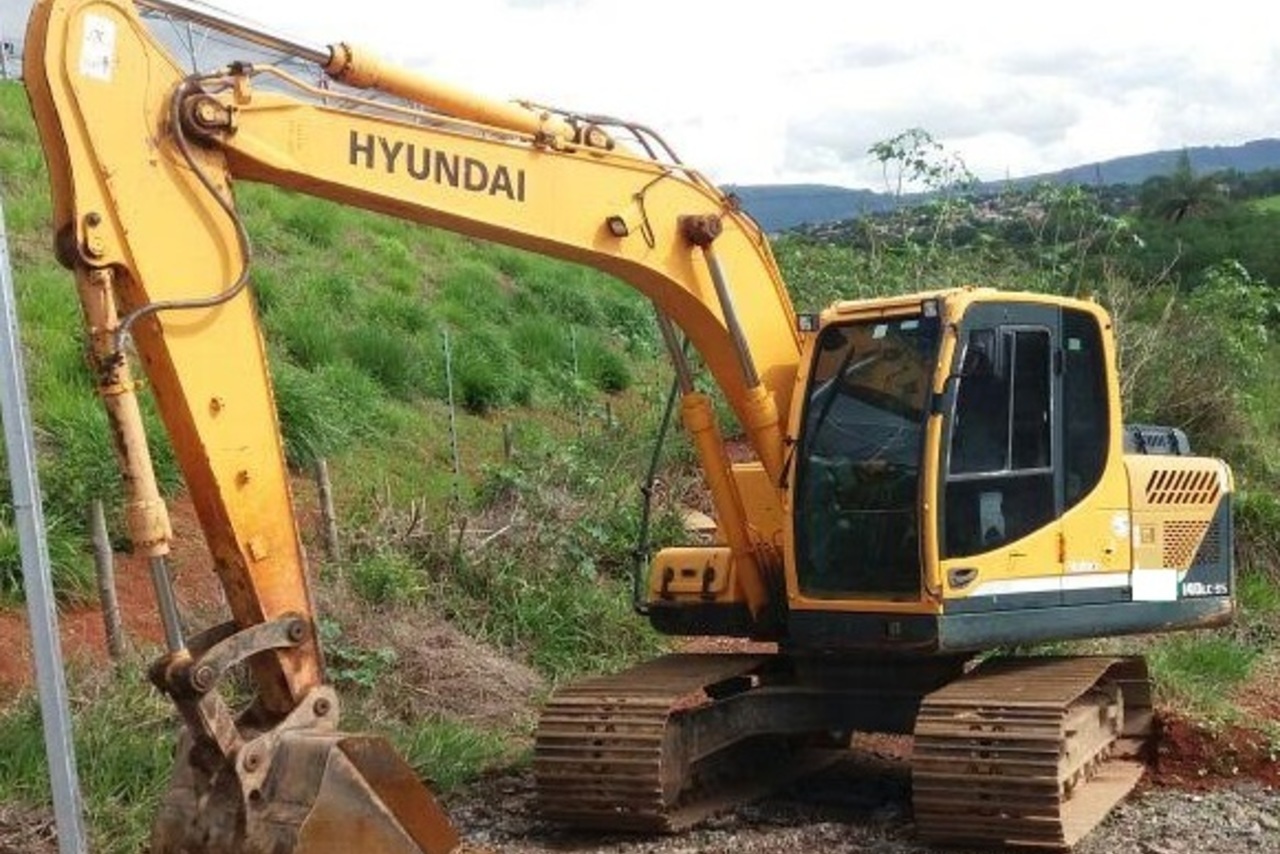 Escavadeira Hyundai R140 13/13 - BHLOC | Trucadao.com.br