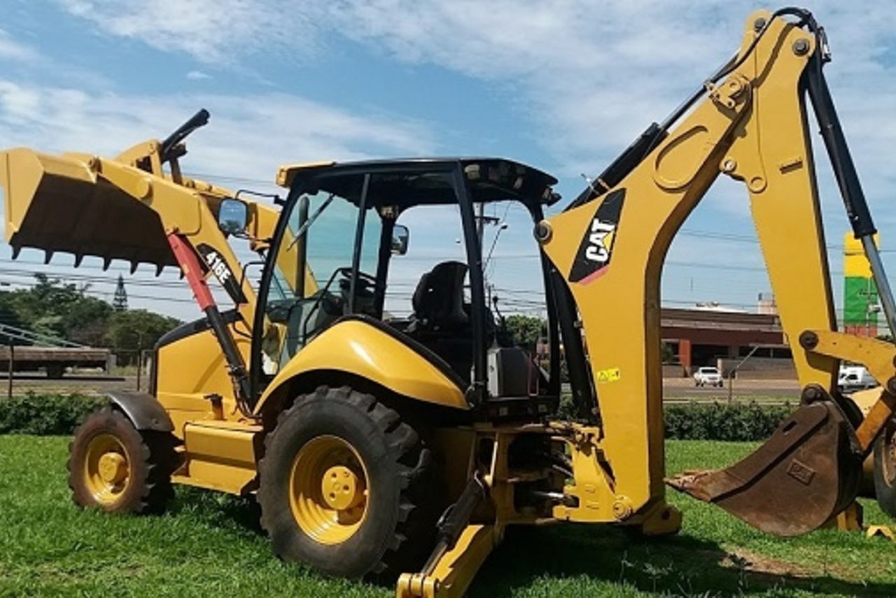 Retroescavadeira Caterpillar 416E 13/13 - Alípio Máquinas | Trucadao.com.br