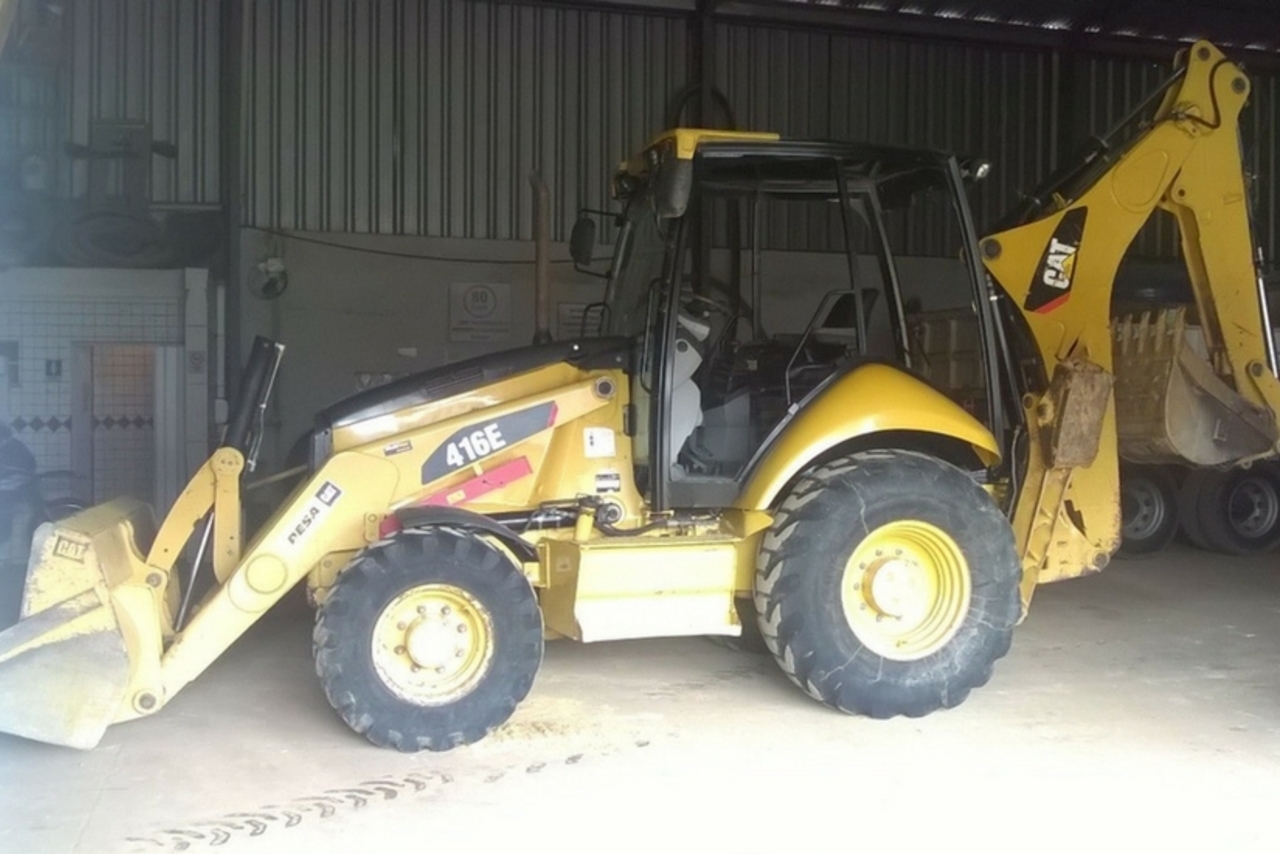 Retroescavadeira Caterpillar 416E 13 - Bruto Equipamentos | Trucadao.com.br