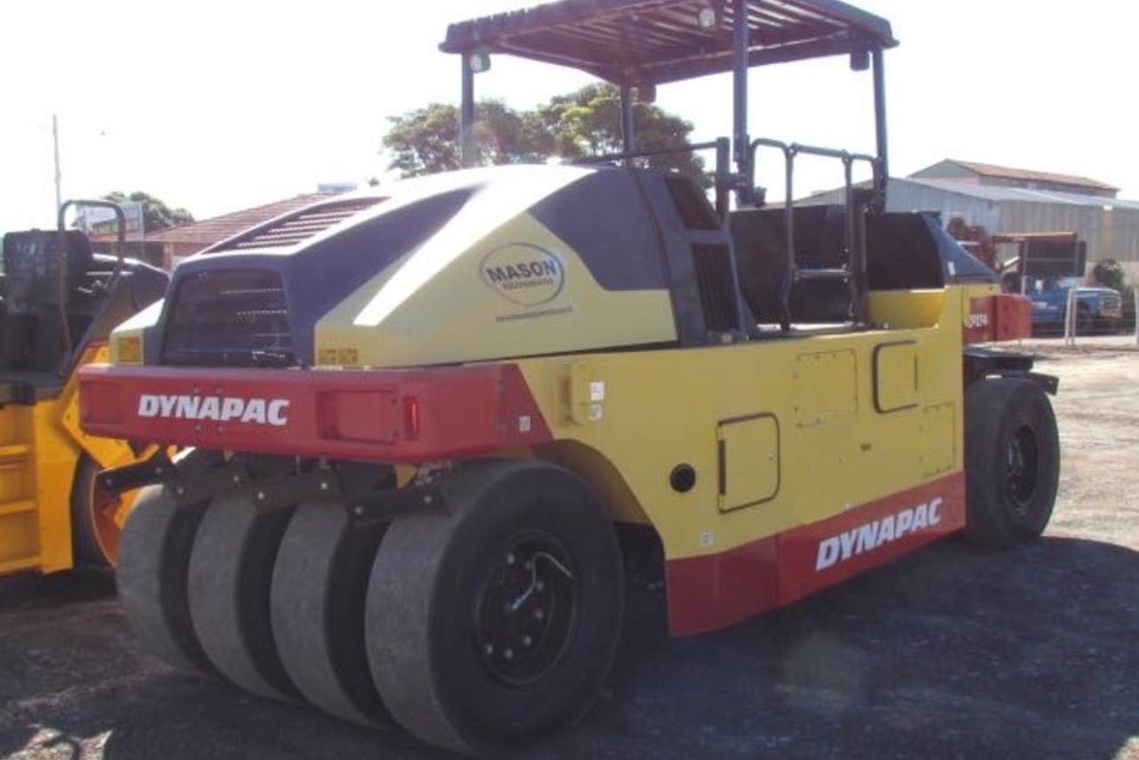 Rolo compactador Dynapac CP274 10/10 - BHLOC | Trucadao.com.br