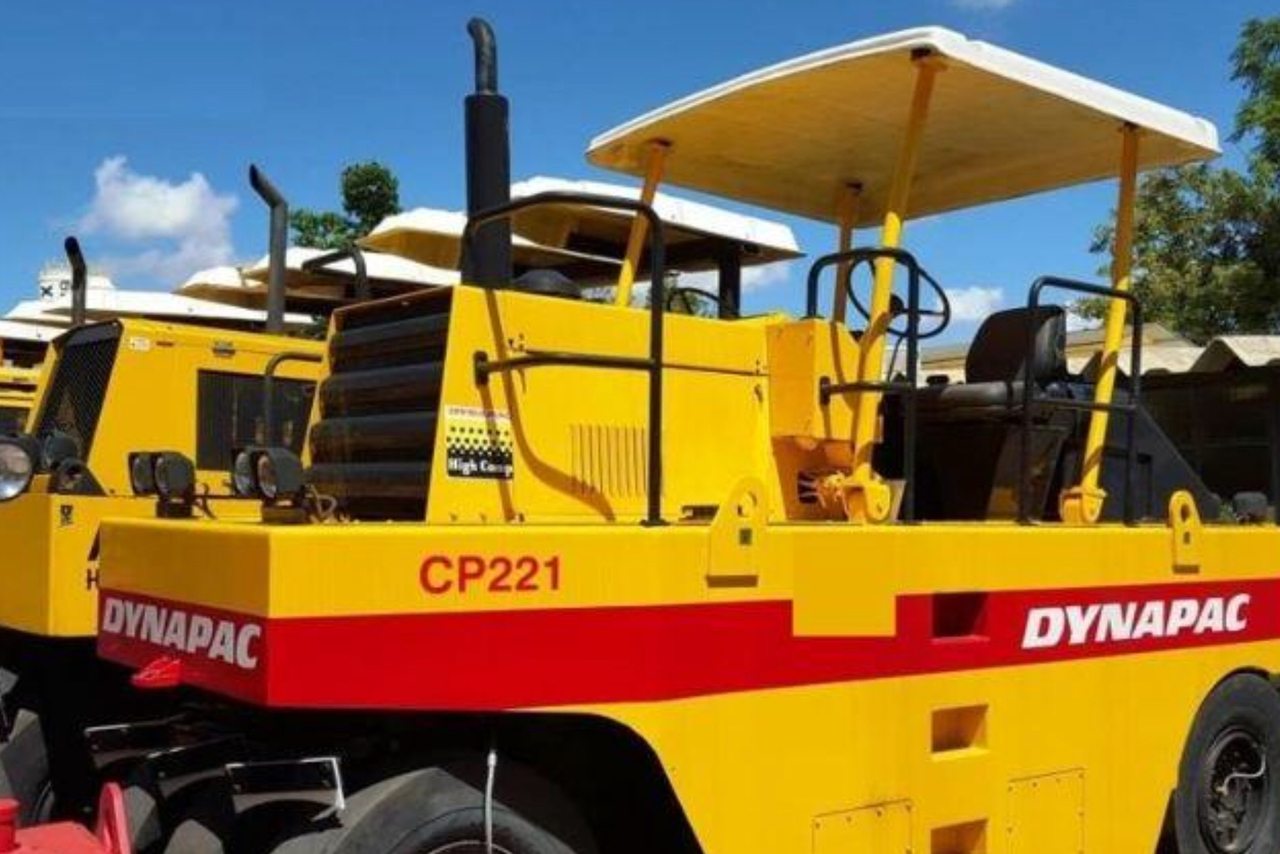 Rolo compactador Dynapac CP221 05/05 - Premium Tratores | Trucadao.com.br