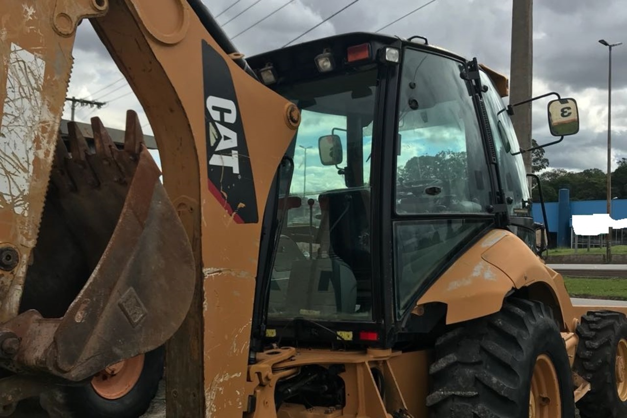 Retroescavadeira Caterpillar 416E 10/10 - BHLOC | Trucadao.com.br
