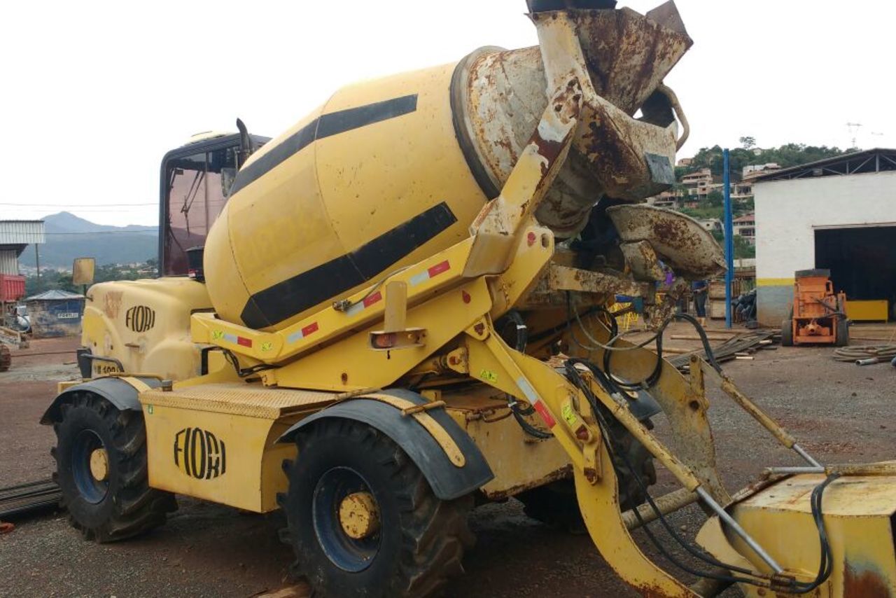 Auto Betoneira Ausa X1100 RH 08/08 - Rogério Tratores BH | Trucadao.com.br