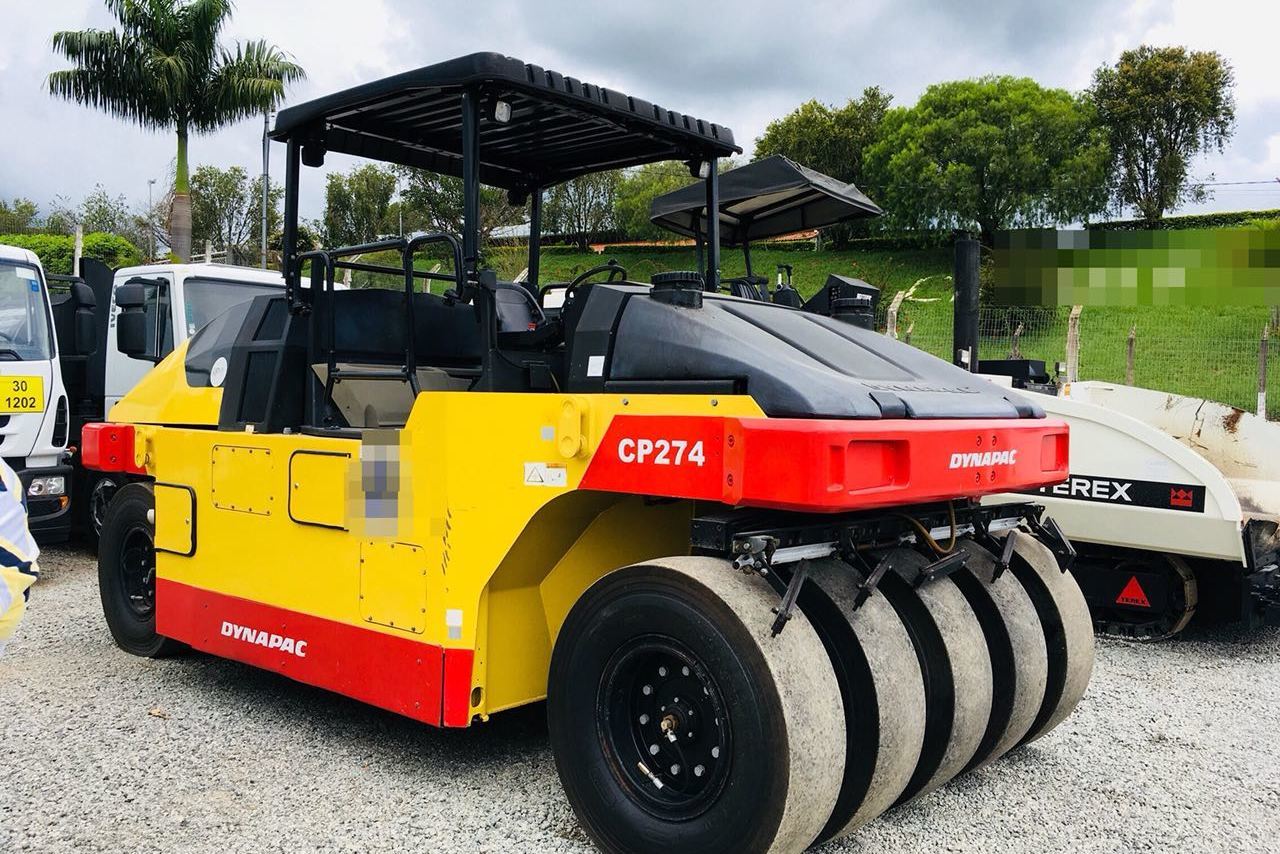 Rolo compactador Dynapac CP274 10/10 - Premium Tratores | Trucadao.com.br