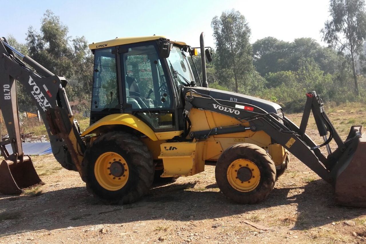 Retroescavadeira Volvo BL70 11/11 - Passerine Máquinas | Trucadao.com.br
